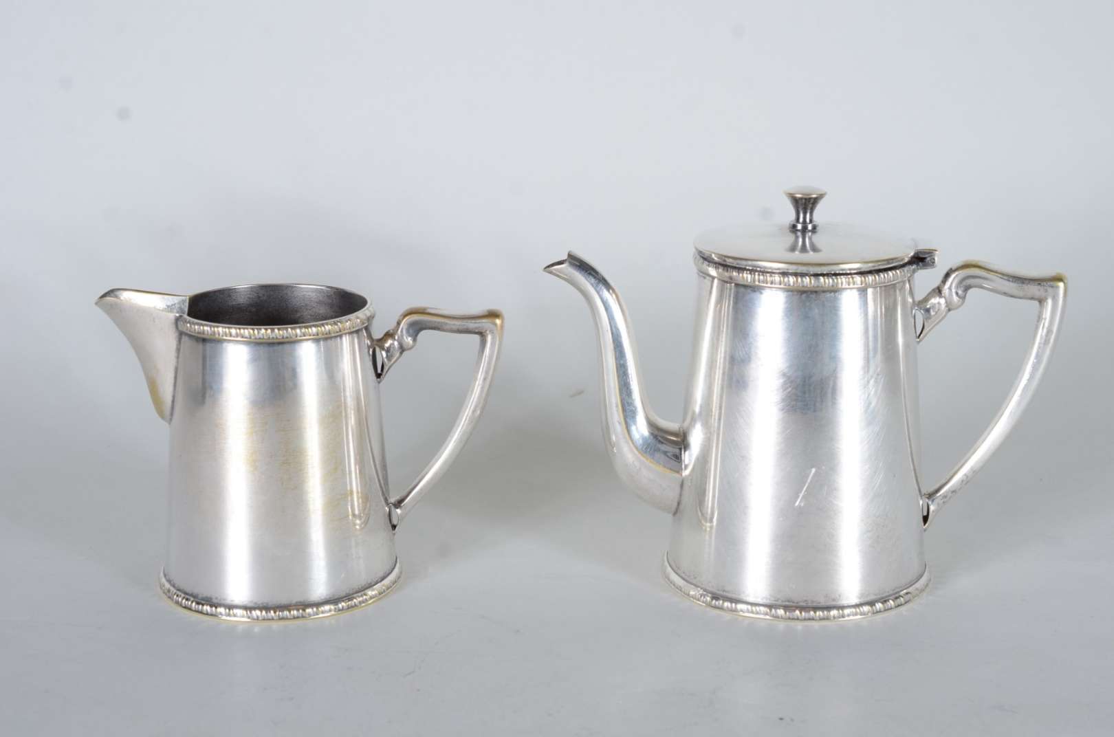 Baixela de metal prateado, composto de: bule, l... - Galeria Alphaville