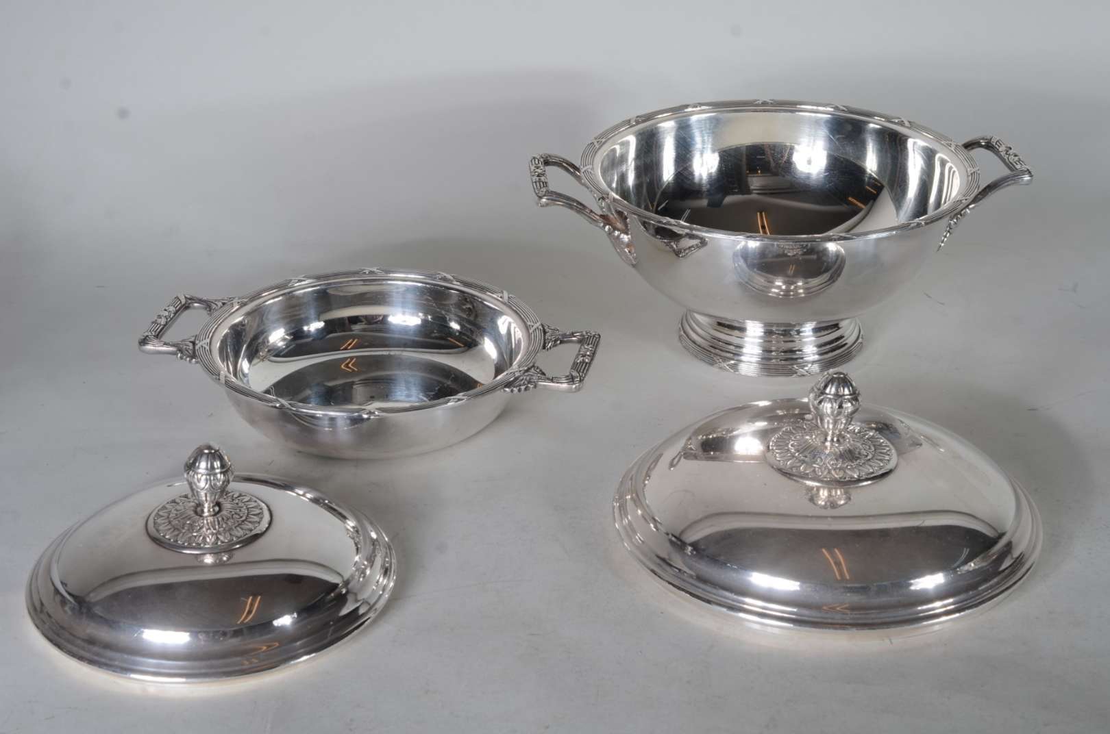 Baixela de jantar de metal prateado, composto d... - Galeria Alphaville