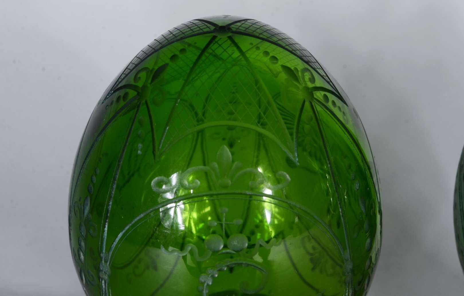 Duas pinhas de cristal verde lapidado. Bases de... - Galeria Alphaville