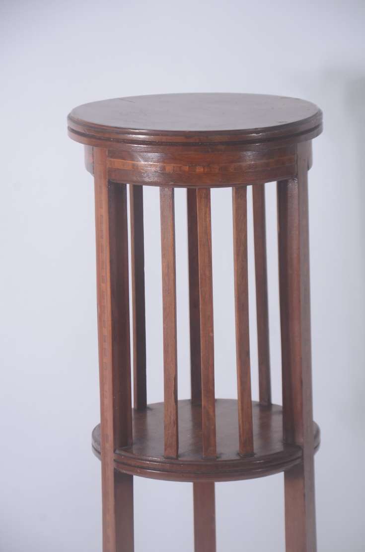 Coluna de madeira nobre filetada, tampo circula... - Galeria Alphaville