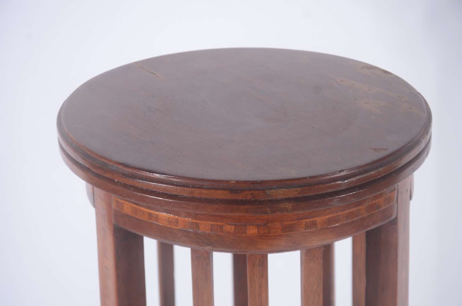 Coluna de madeira nobre filetada, tampo circula... - Galeria Alphaville