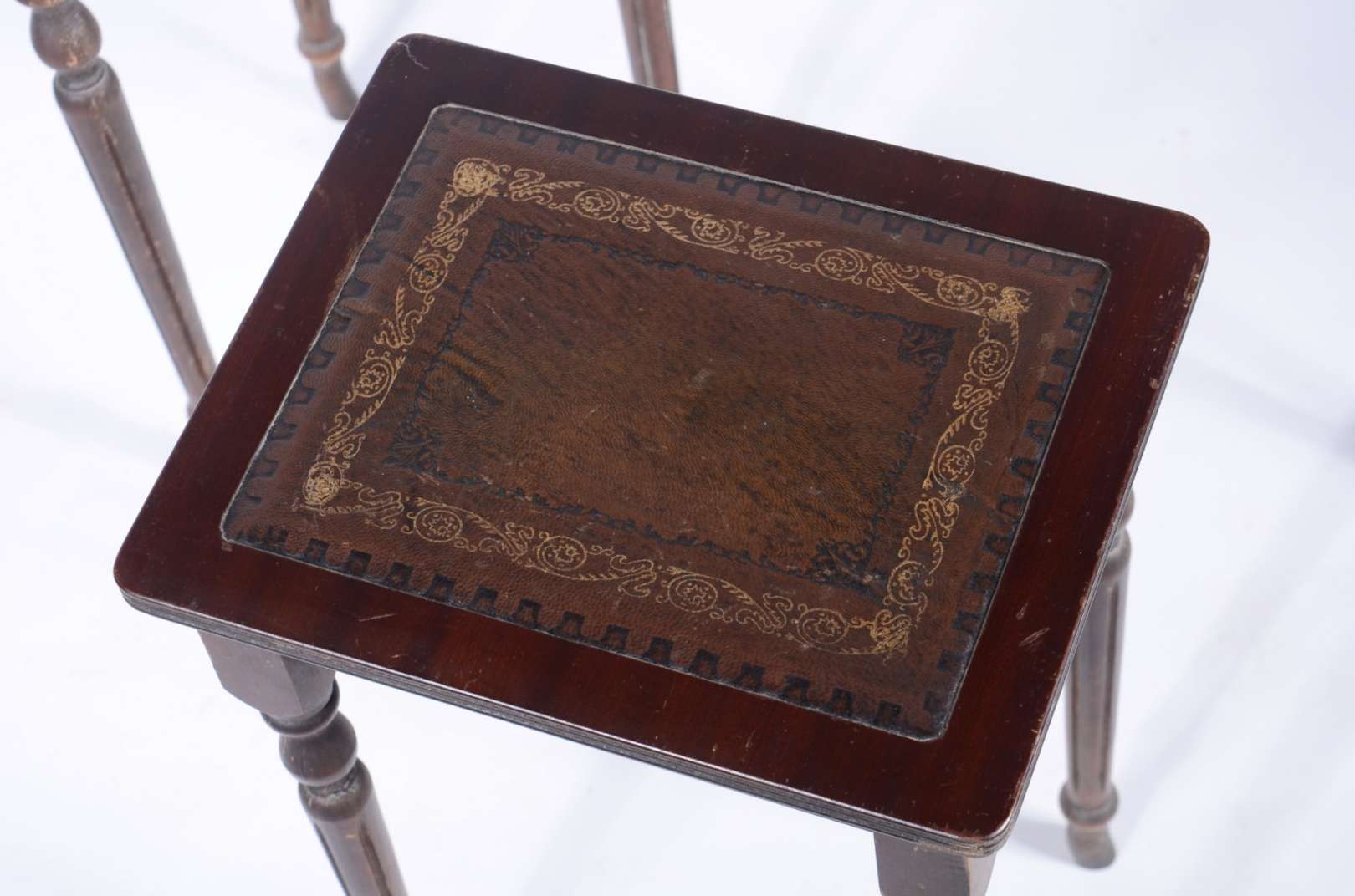 Mesa ninho de madeira nobre com tampos de couro... - Galeria Alphaville