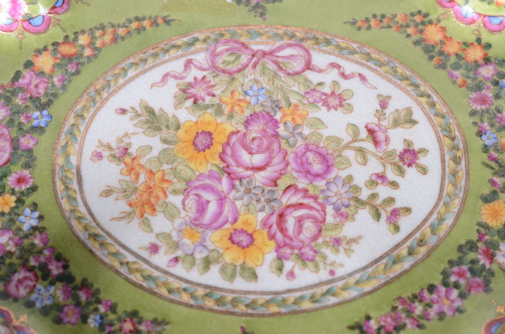 Bandeja de faiança com fundo verde e flores em ... - Galeria Alphaville