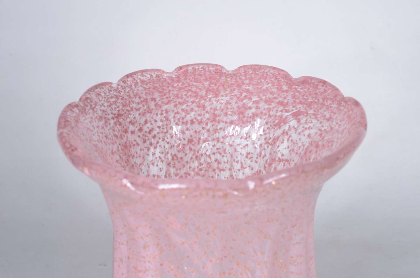 Vaso de vidro decorativo na cor rosa com gomos. - Galeria Alphaville