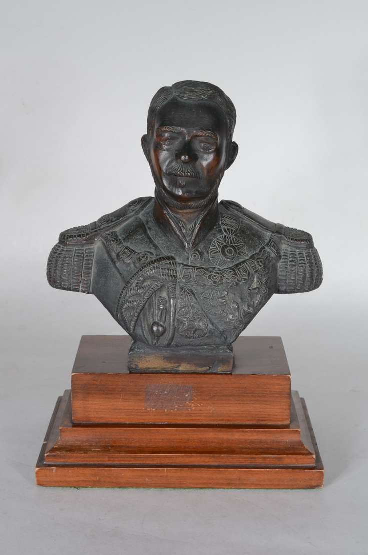 Busto de bronze representando Duque de Caxias, ... - Galeria Alphaville