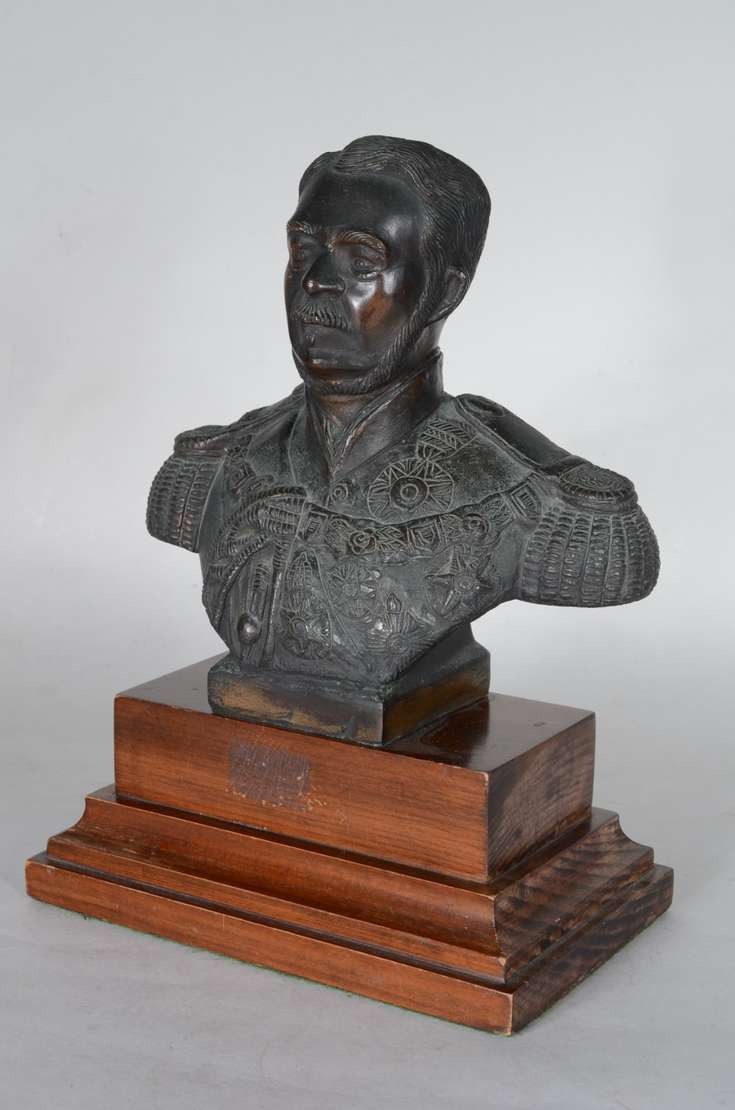 Busto de bronze representando Duque de Caxias, ... - Galeria Alphaville