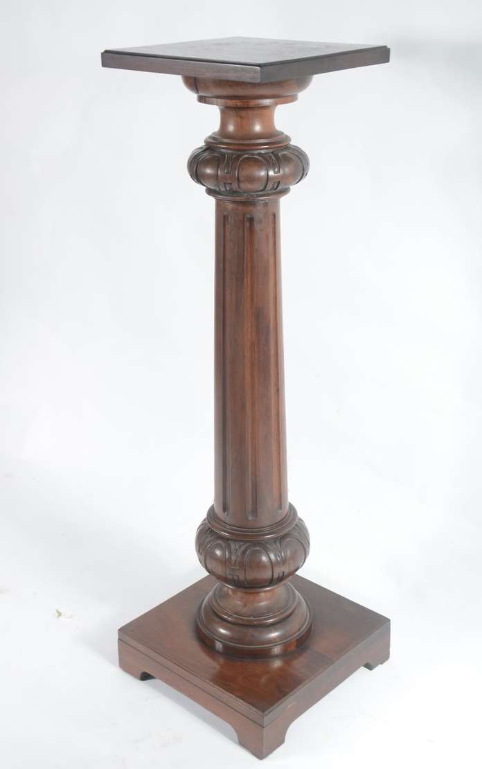 Coluna de madeira nobre, corpo cilíndrico frisa... - Galeria Alphaville