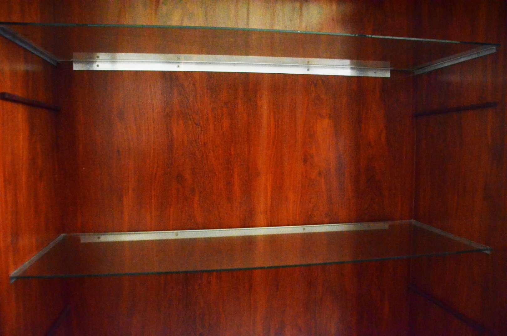 Móvel vitrine de madeira nobre com 2 portas de ... - Galeria Alphaville