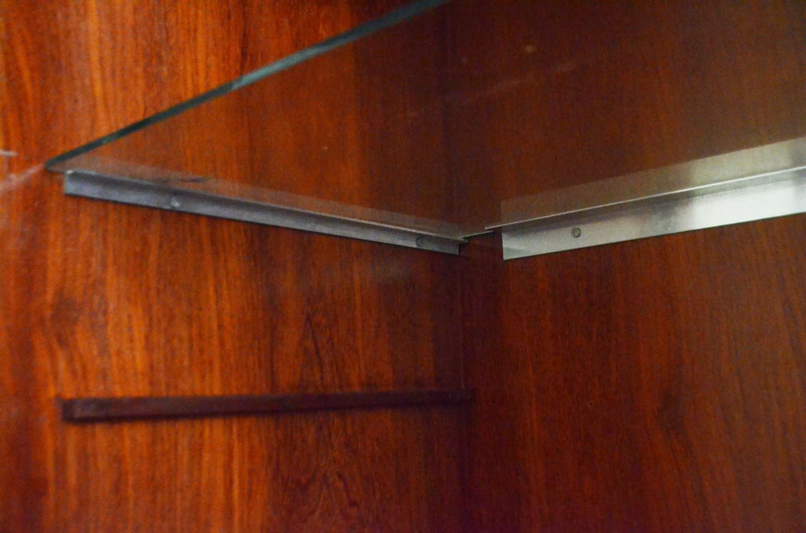 Móvel vitrine de madeira nobre com 2 portas de ... - Galeria Alphaville