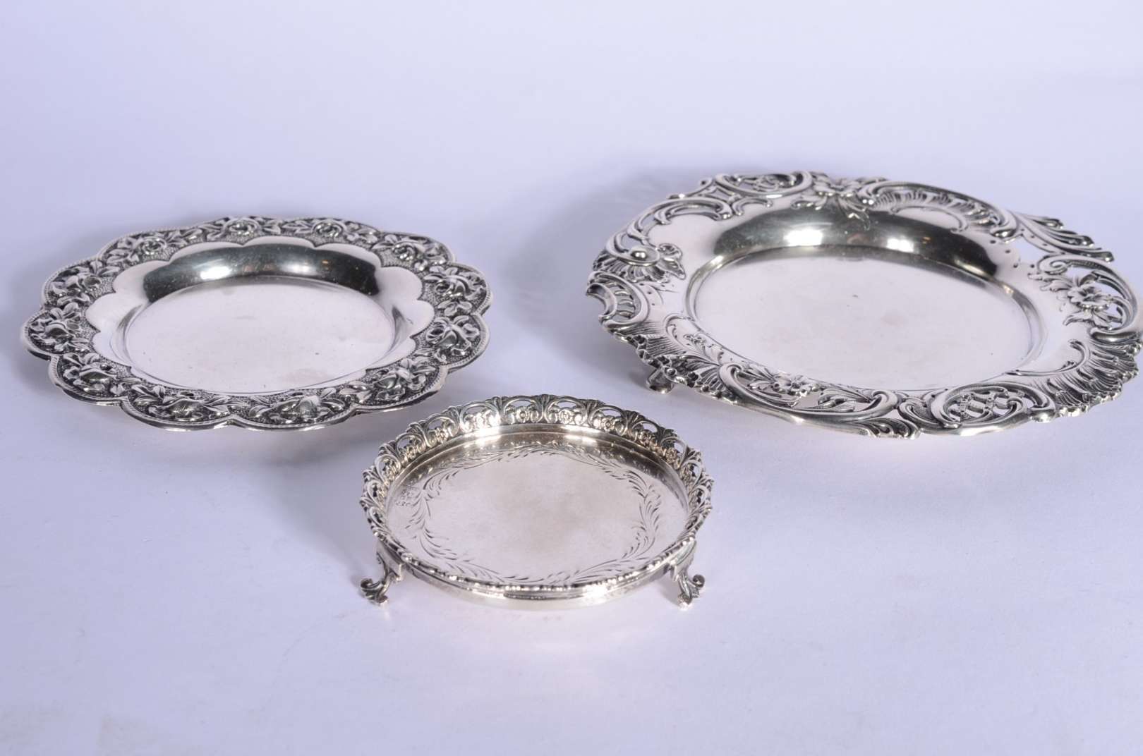 Três salvas de prata, sendo 2 portuguesas, cont... - Galeria Alphaville