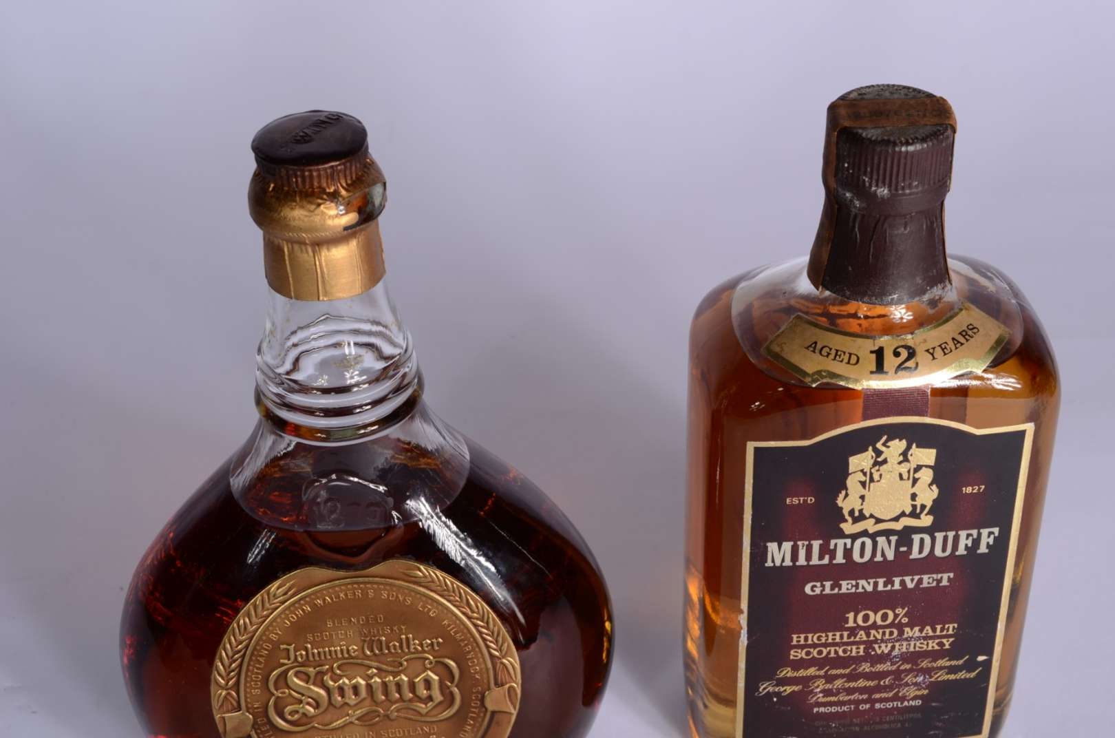 Duas garrafas de Whisky: Swing e Milton Duff, 1... - Galeria Alphaville
