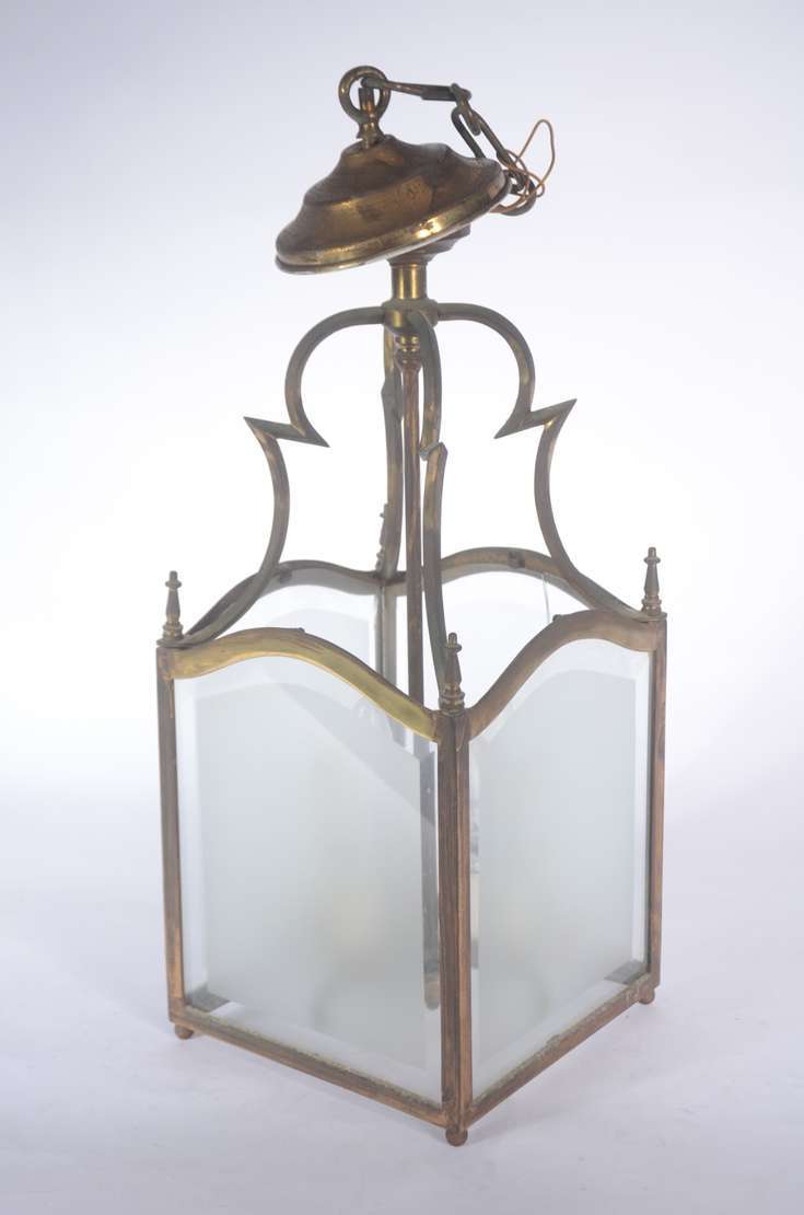 Lanterna de metal dourado e vidro. - Galeria Alphaville