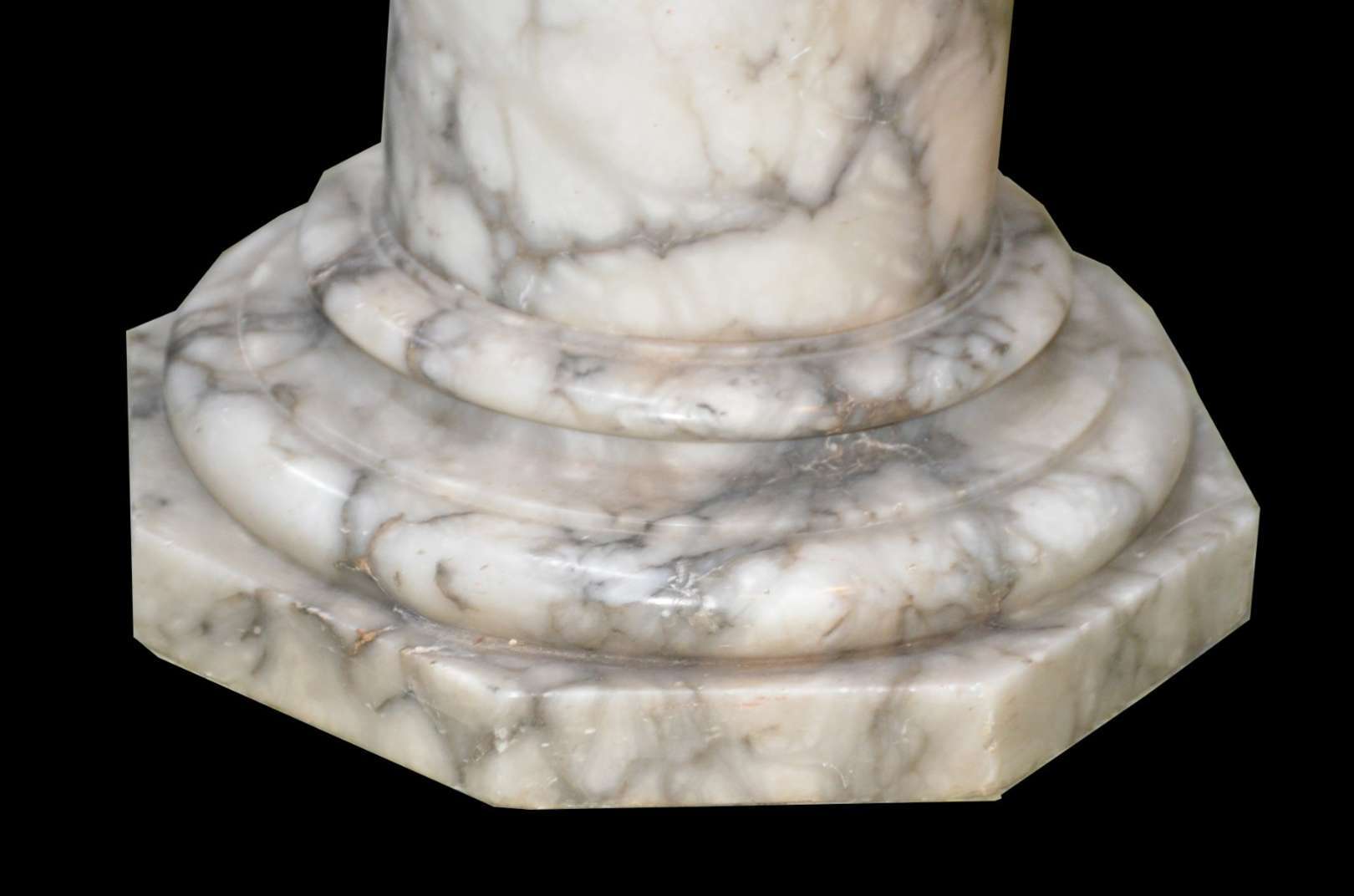 Coluna de mármore branco rajado, tampo quadrang... - Galeria Alphaville