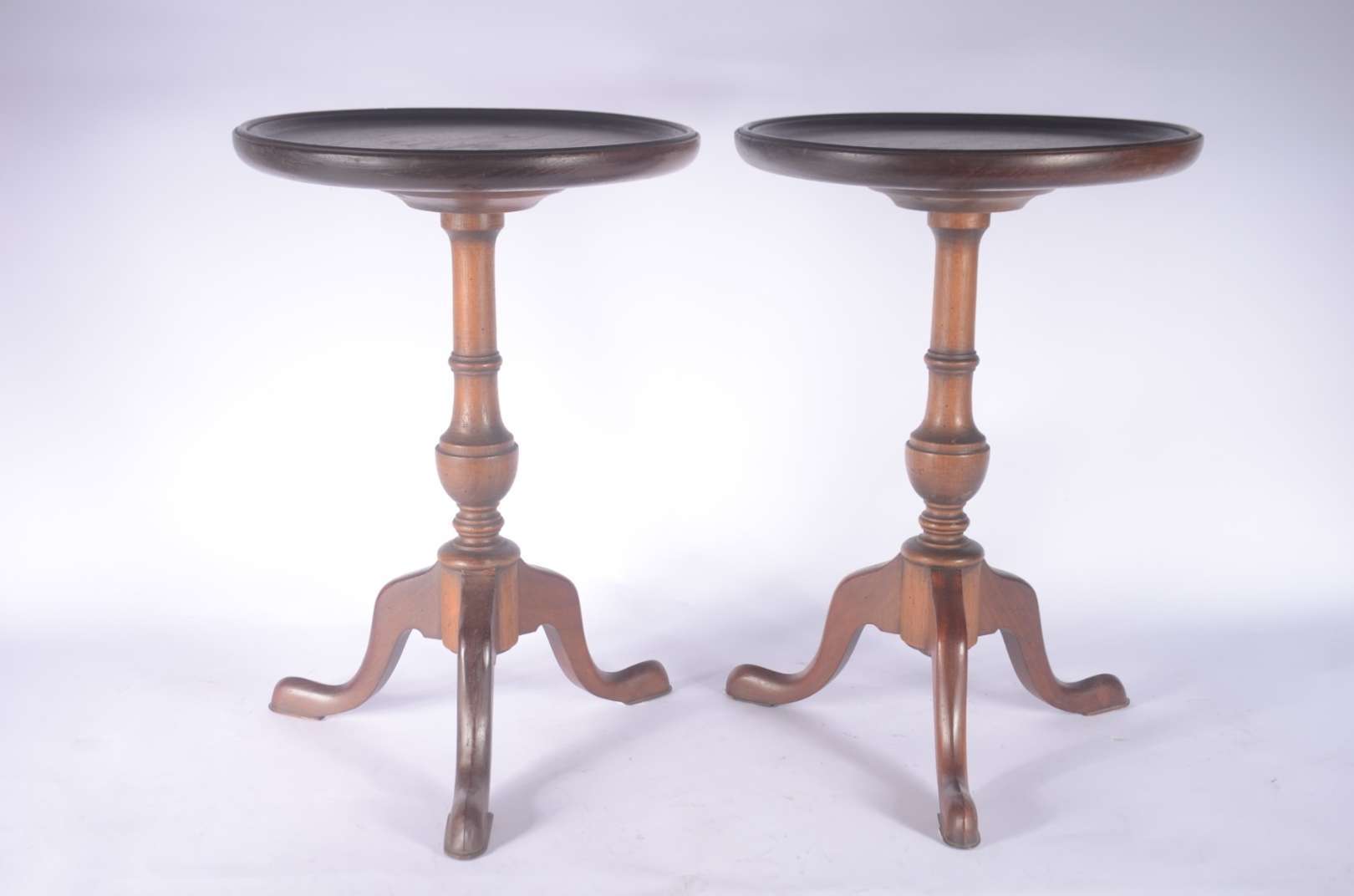 Par de gueridons de madeira nobre, tampo redond... - Galeria Alphaville