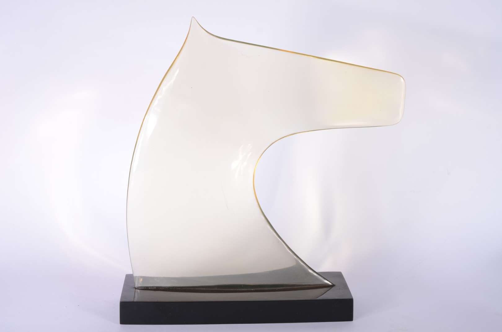 Escultura de resida de polieste representando c... - Galeria Alphaville