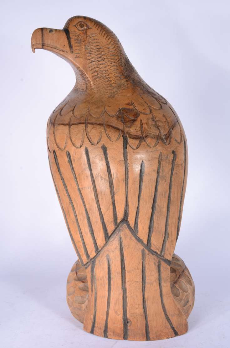 Escultura de madeira entalhada representando pá... - Galeria Alphaville