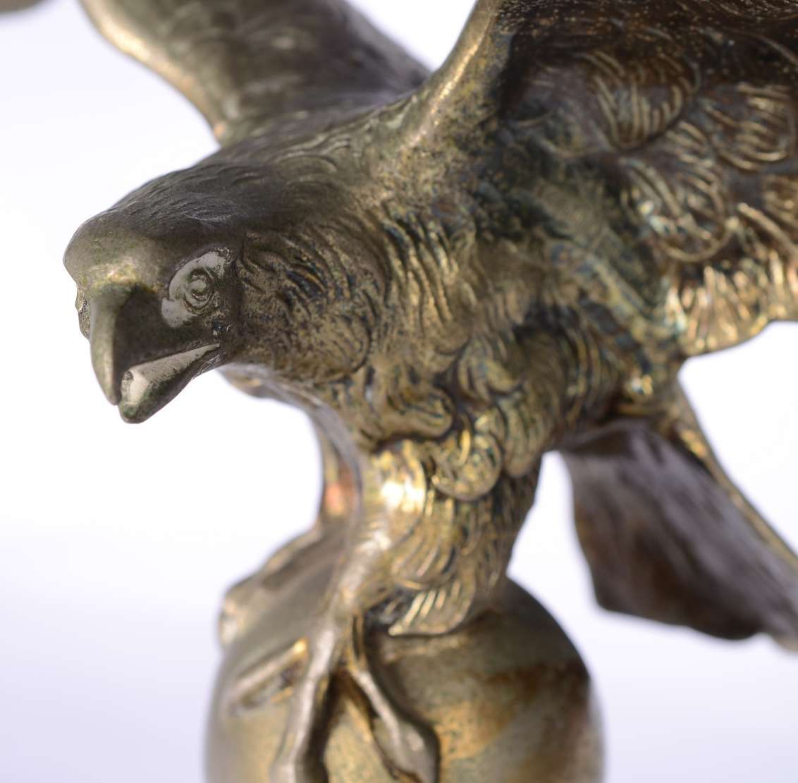 Escultura de bronze representando Águia. Com pl... - Galeria Alphaville