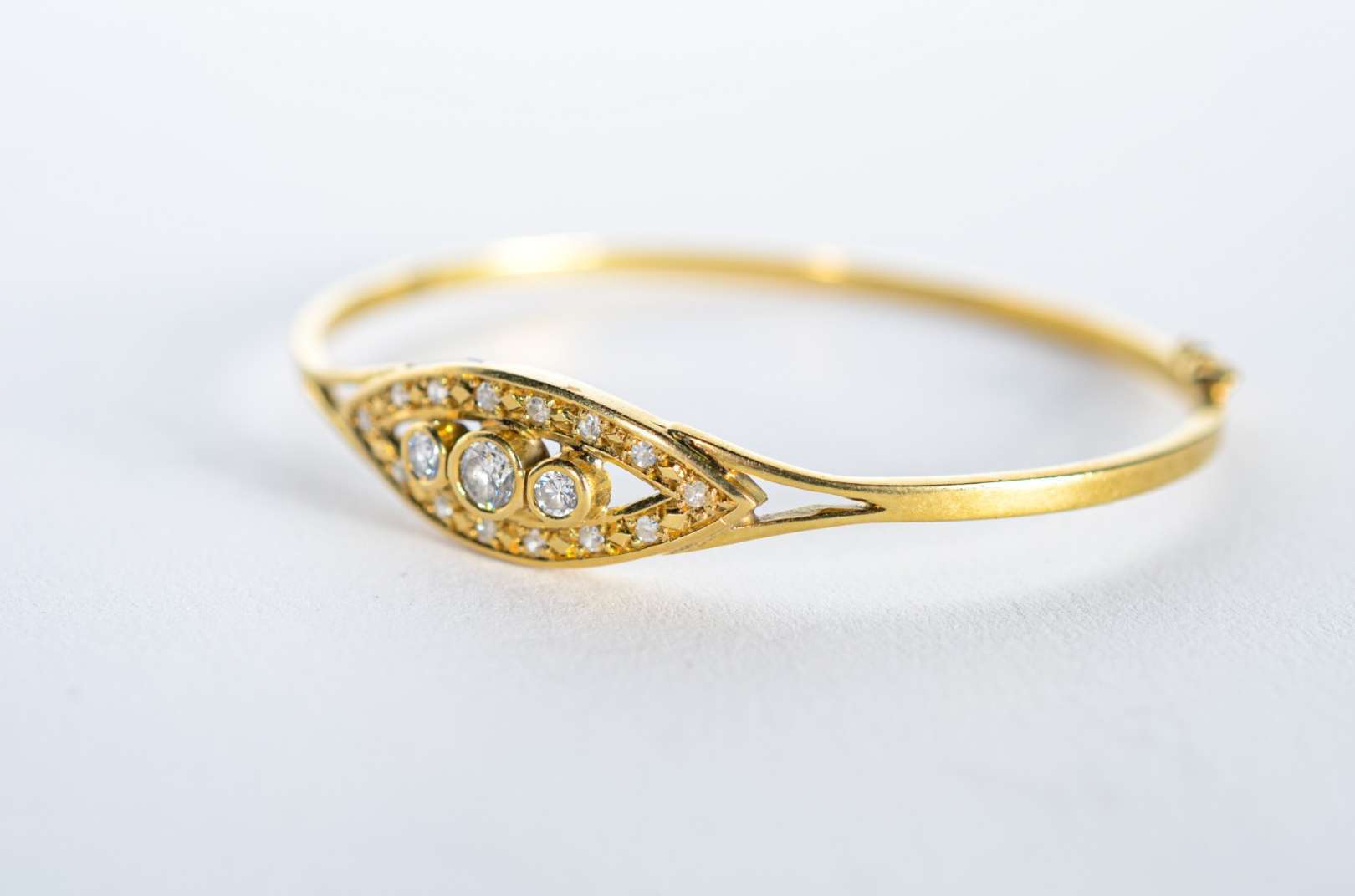 Pulseira de ouro 18 k., feitio "escrava" com br... - Galeria Alphaville