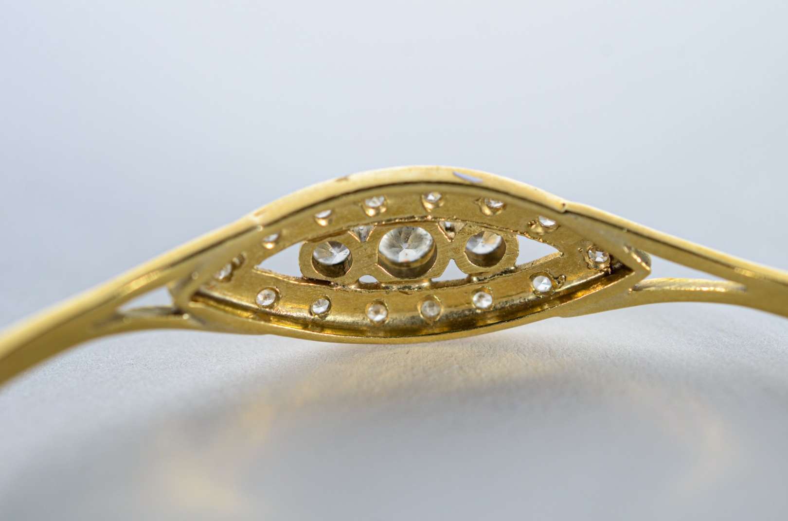 Pulseira de ouro 18 k., feitio "escrava" com br... - Galeria Alphaville