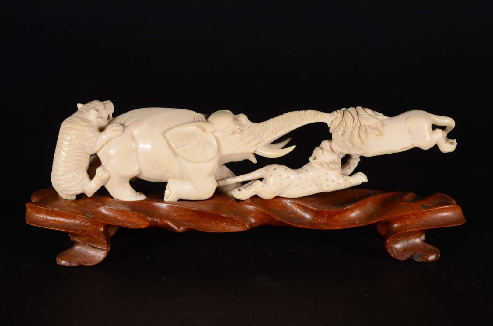 Grupo escultórico de marfim representando elefa... - Galeria Alphaville