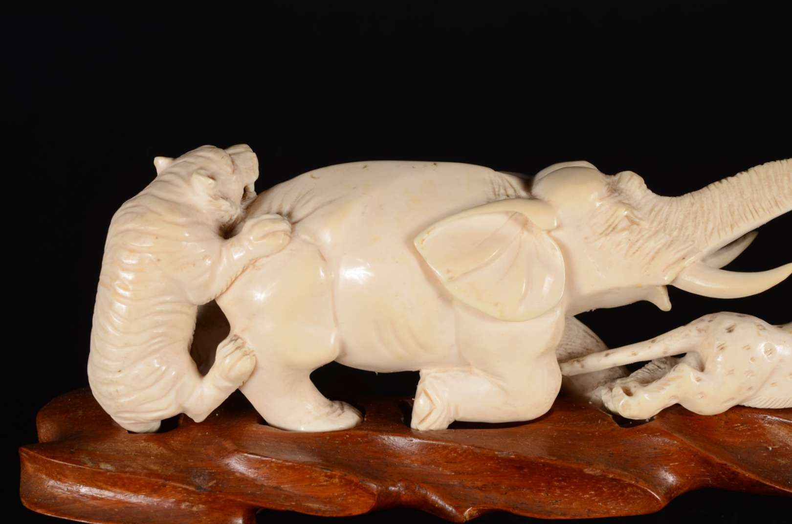 Grupo escultórico de marfim representando elefa... - Galeria Alphaville