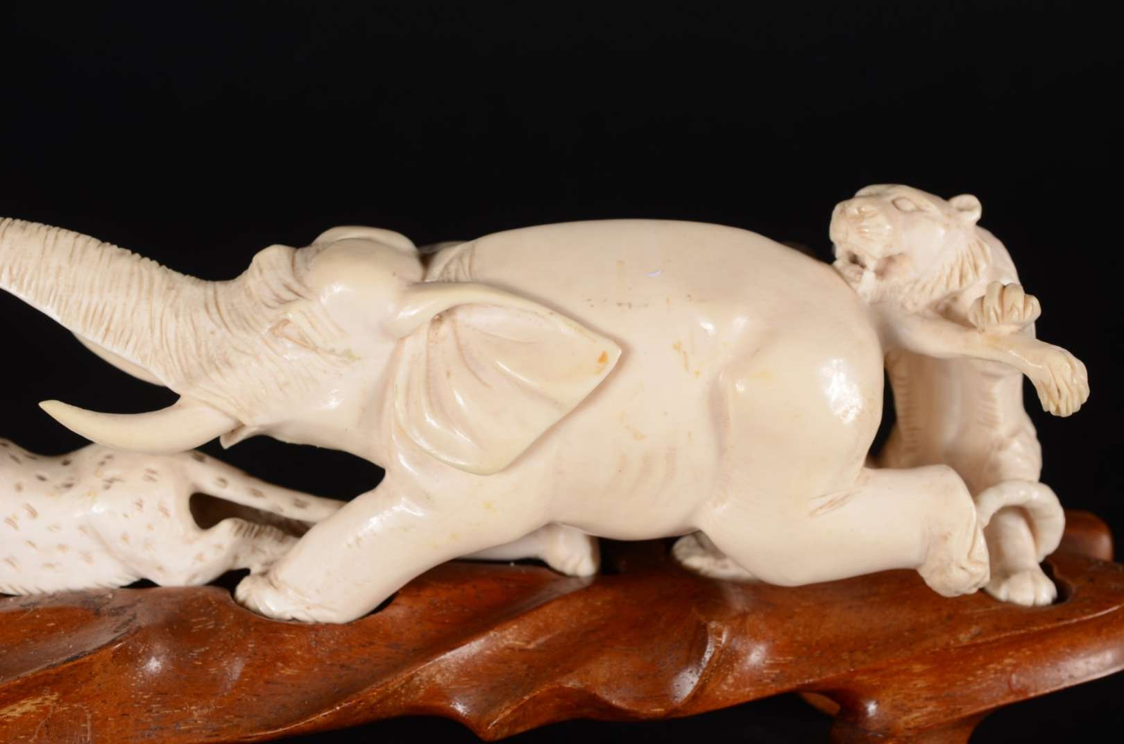 Grupo escultórico de marfim representando elefa... - Galeria Alphaville