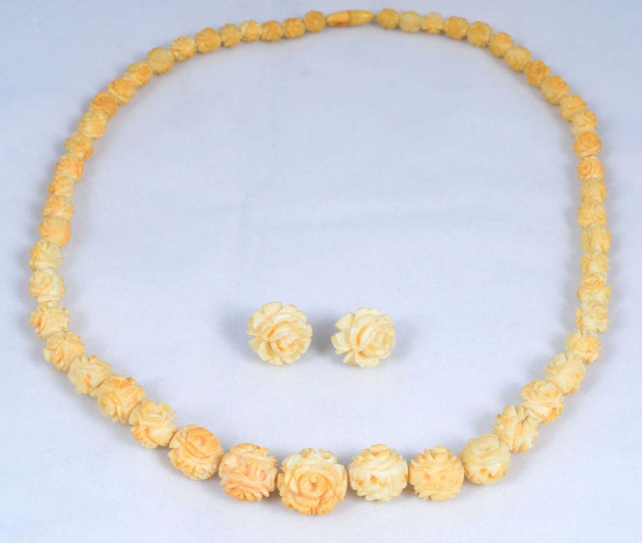 Conjunto de colar e brincos de marfim em format... - Galeria Alphaville