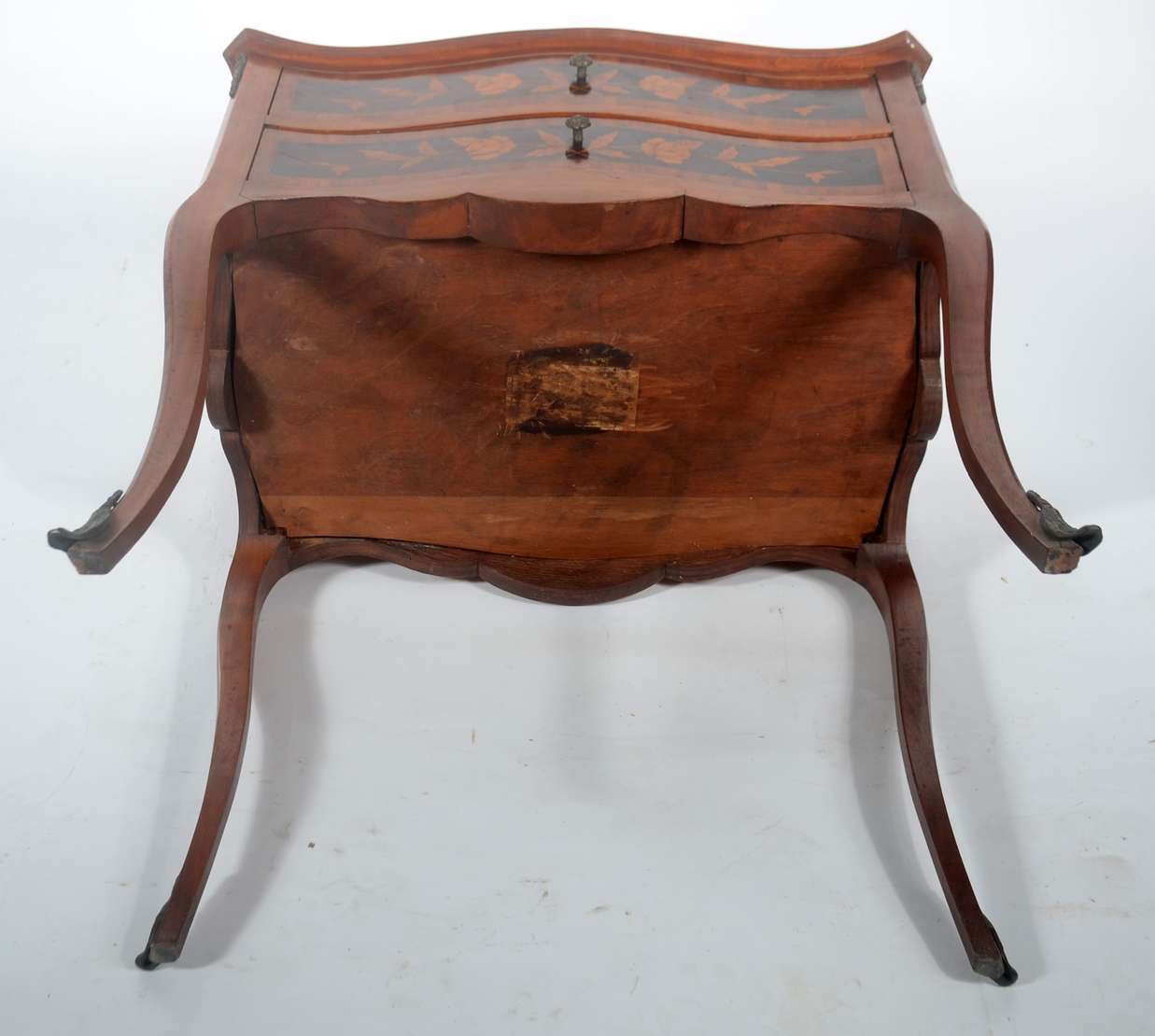 Pequena cômoda de madeira nobre com duas gaveta... - Galeria Alphaville