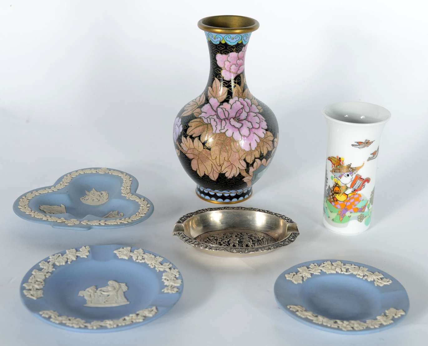 Diversas peças, sendo: 3 pratinhos ingleses Wed... - Galeria Alphaville