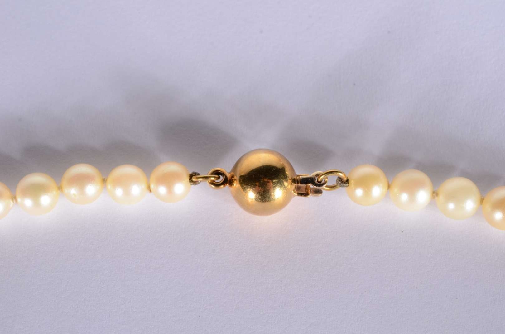 Colar de perolas com fecho feitio "bola" de our... - Galeria Alphaville