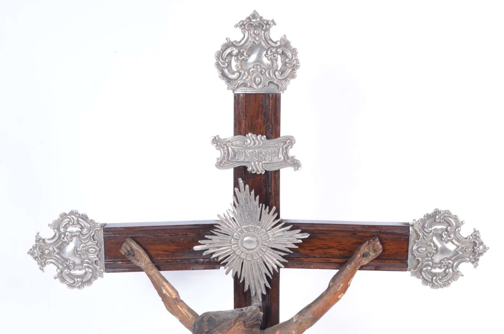 Crucifixo com figura de Cristo esculpida em mad... - Galeria Alphaville