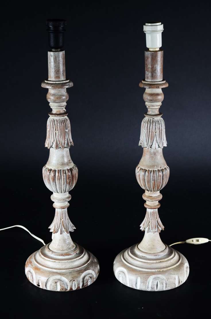 Par de abatjoures de madeira entalhada e patina... - Galeria Alphaville