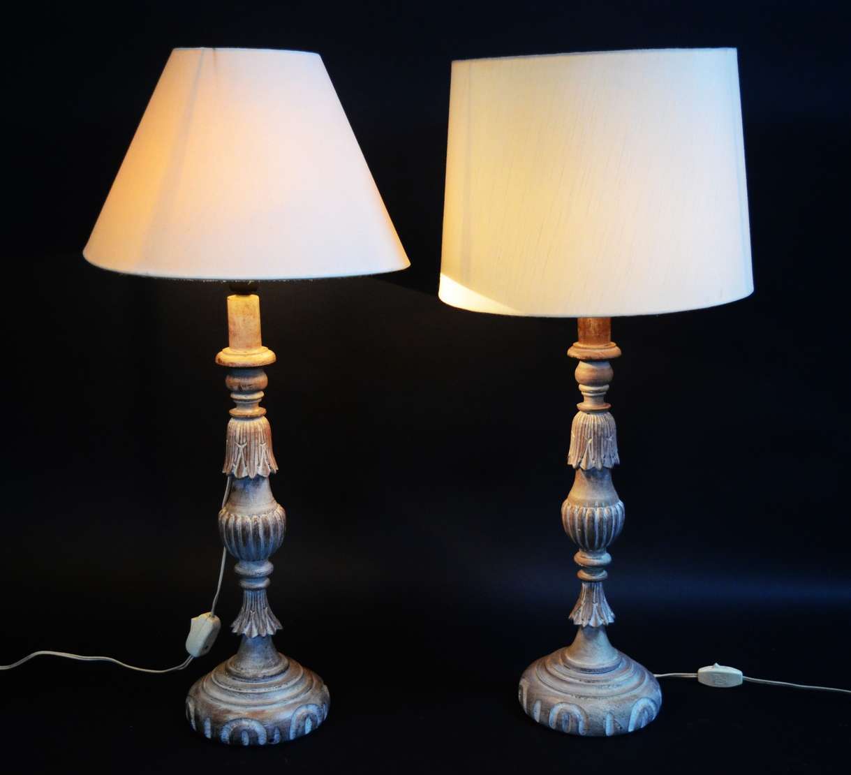 Par de abatjoures de madeira entalhada e patina... - Galeria Alphaville