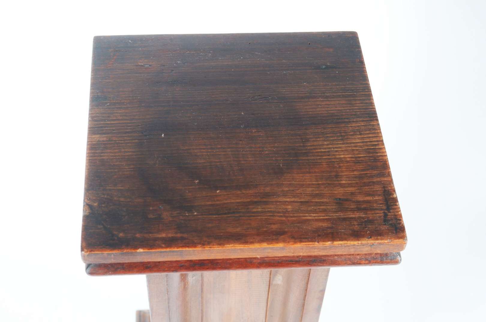 Coluna de madeira nobre feitio quadrangular, co... - Galeria Alphaville