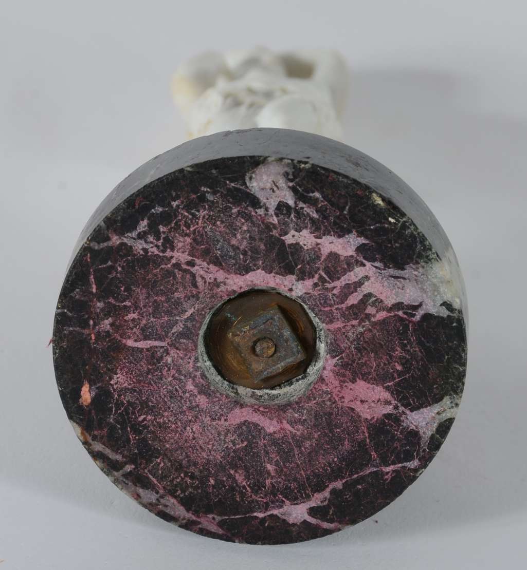 Escultura de biscuit representando Vênus, base ... - Galeria Alphaville