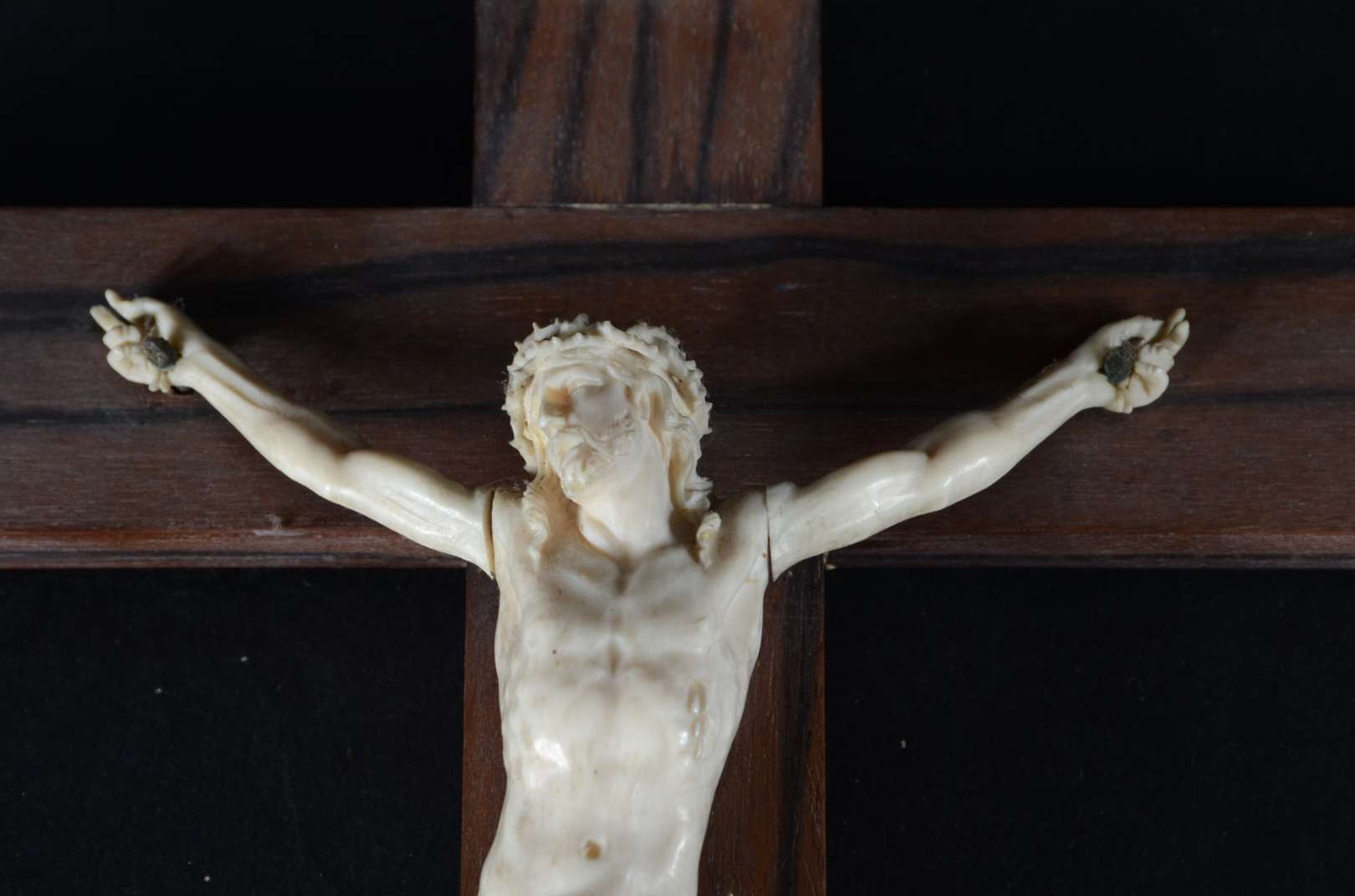 Crucifixo de madeira com figura de Cristo de ma... - Galeria Alphaville