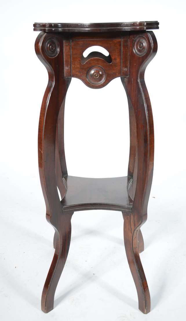 Coluna de madeira nobre, tampo quadrangular com... - Galeria Alphaville