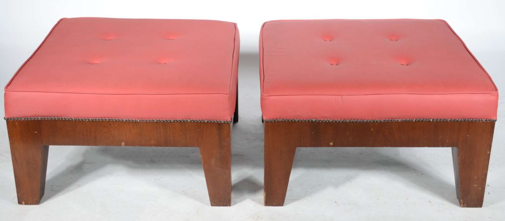 Par de puffs de madeira nobre, assentos estofad... - Galeria Alphaville