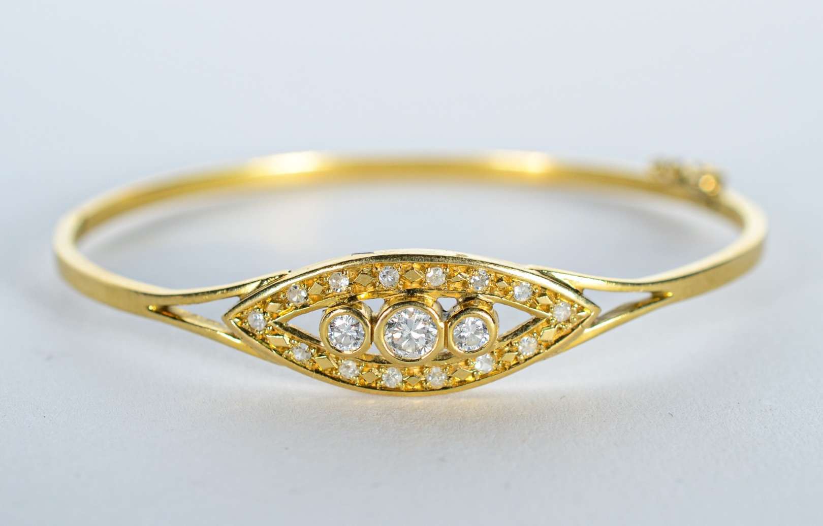 Pulseira de ouro 18 k., feitio "escrava" com br... - Galeria Alphaville