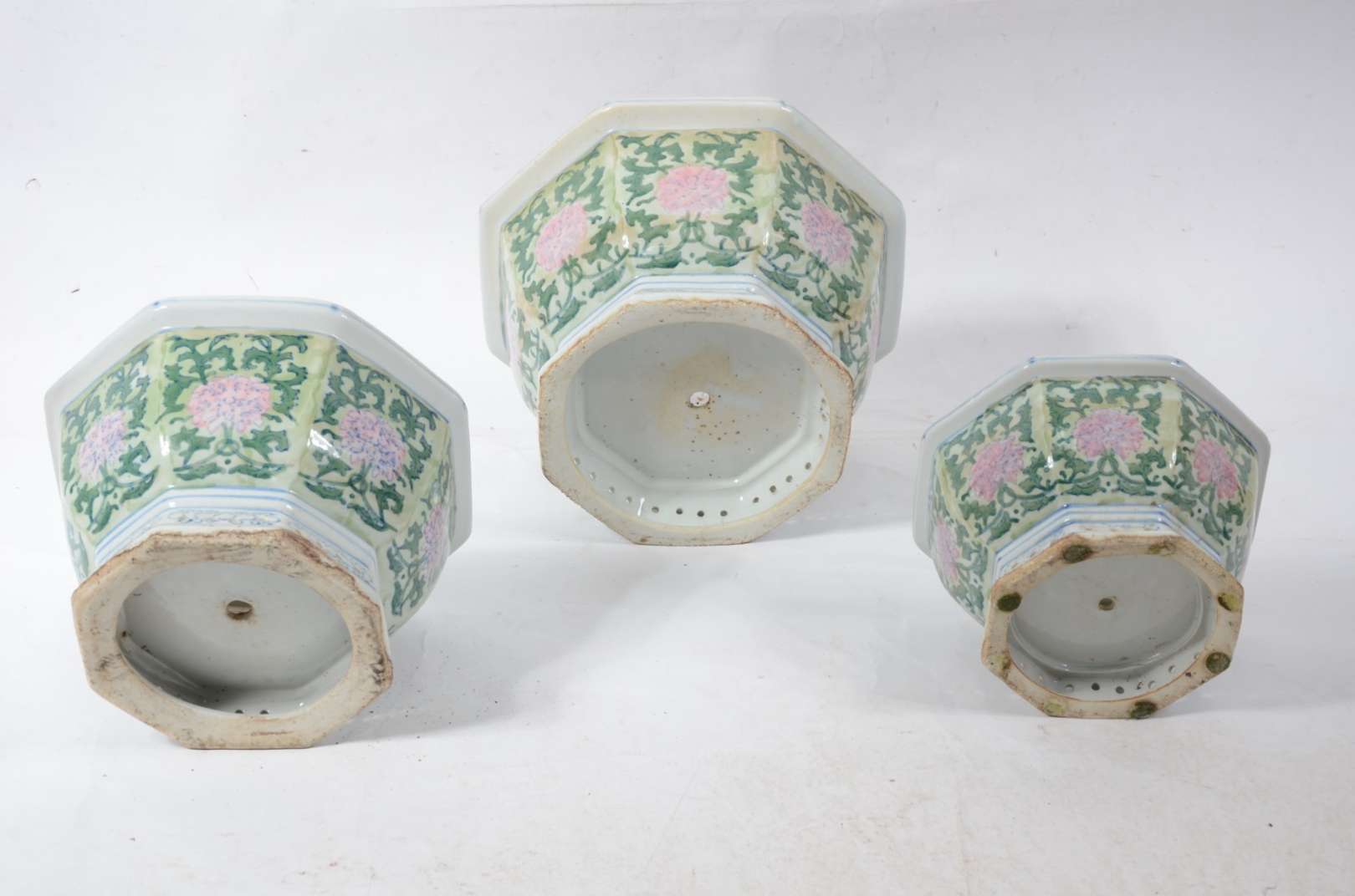 Conjunto com 3 cachepots de porcelana oriental... - Galeria Alphaville