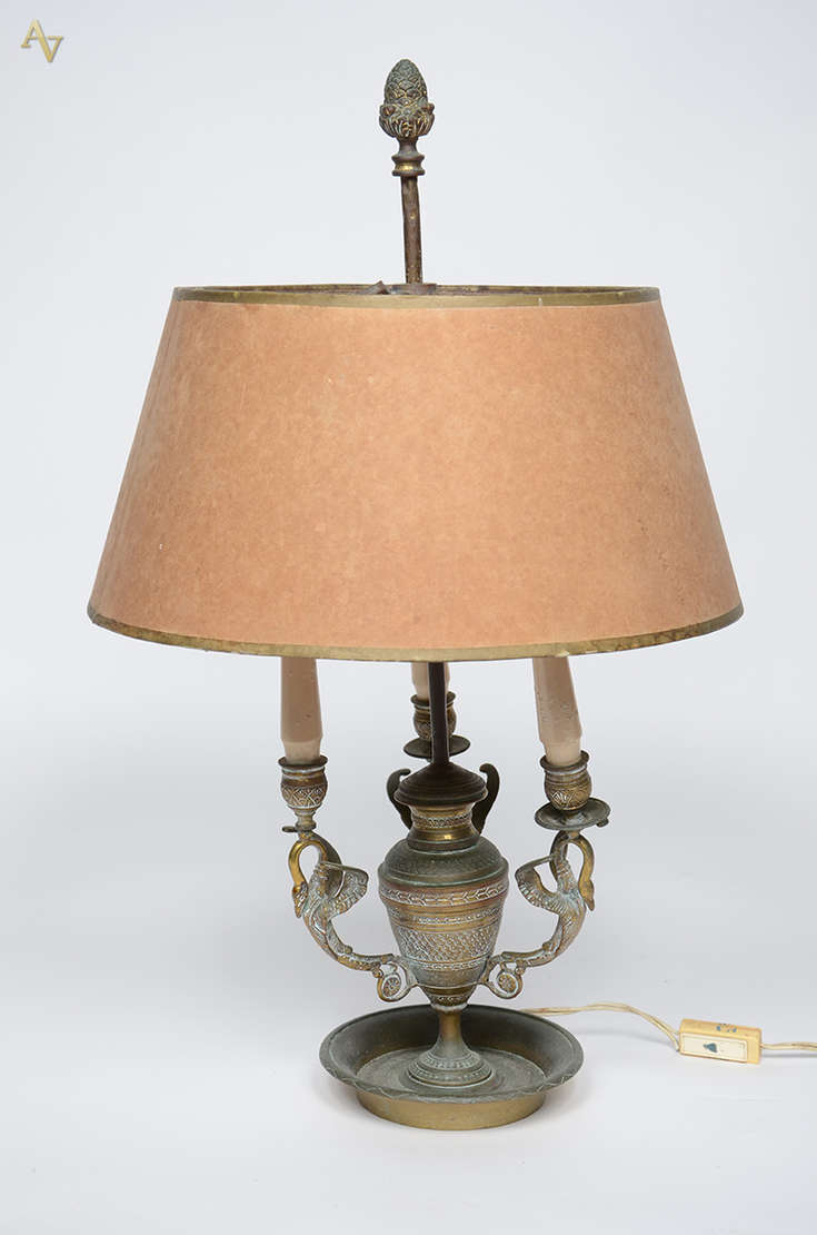 Abajour de metal dourado para 3 luzes, decorado... - Galeria Alphaville