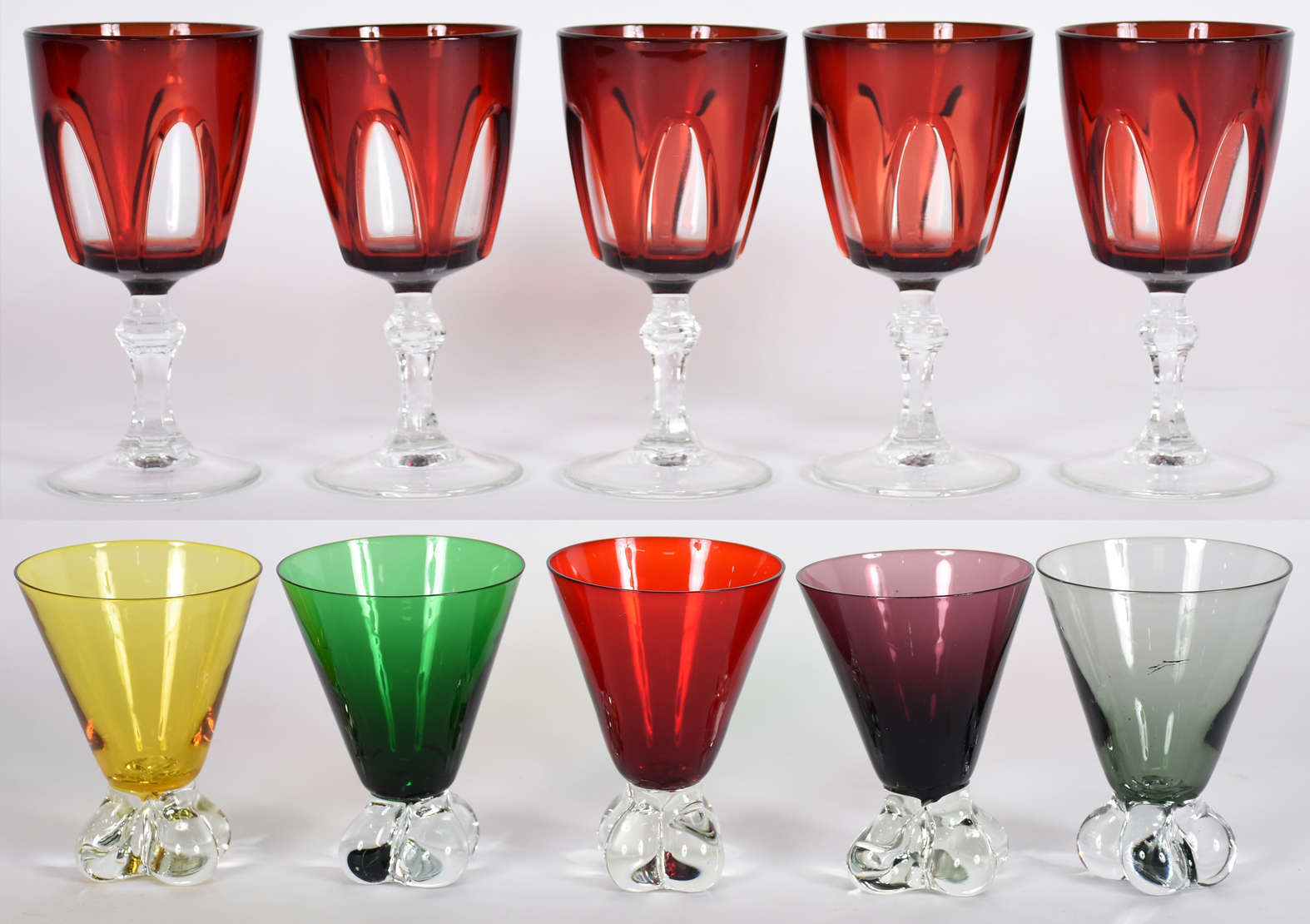 Dois conjuntos de copos coloridos sendo , 5 pa... - Galeria Alphaville