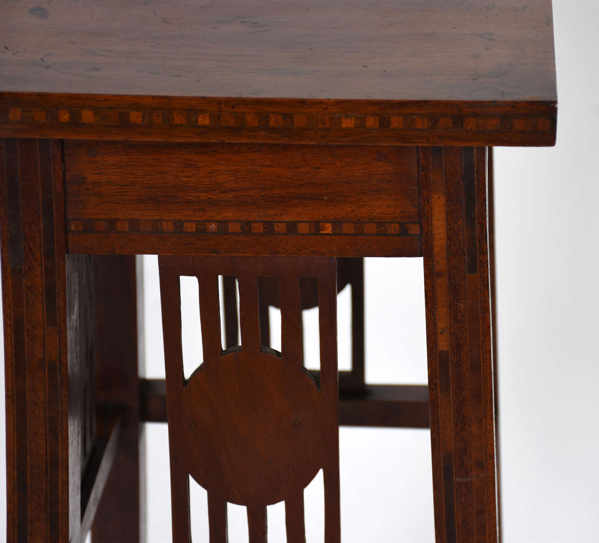 Coluna de madeira nobre filetada, corpo trabalh... - Galeria Alphaville