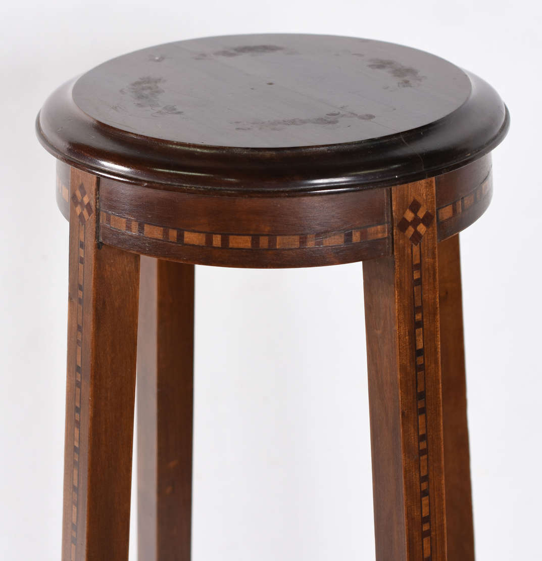 Coluna de madeira filetada. - Galeria Alphaville