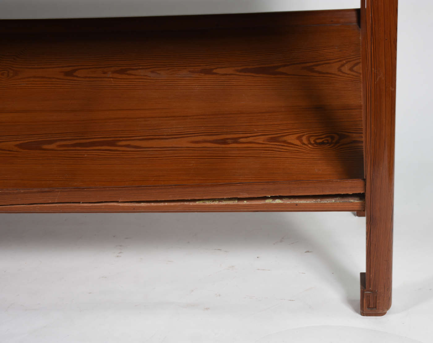 Console em pinho de riga com platô inferior (es... - Galeria Alphaville