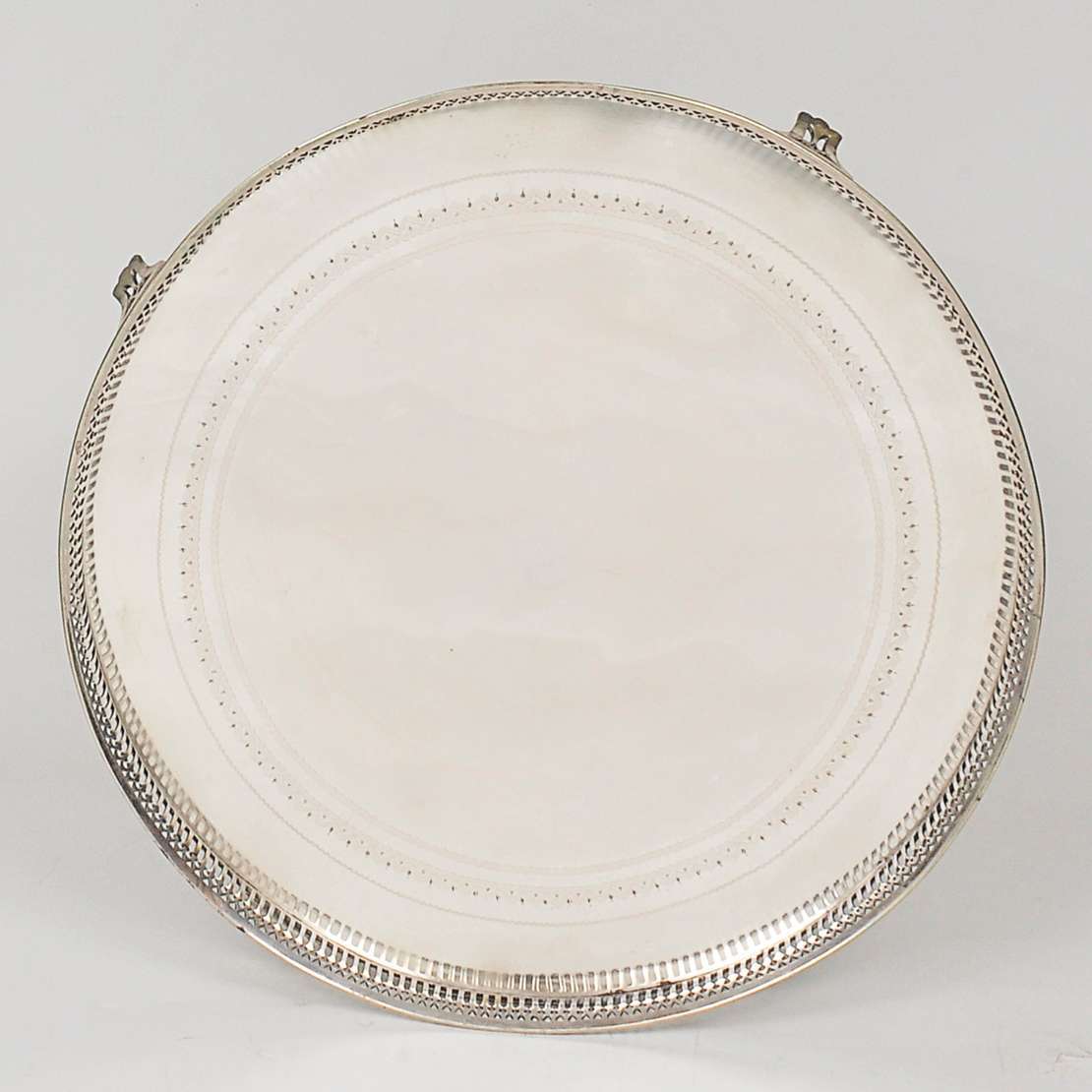 Salva circular em prata portuguesa lavrada e ci... - TNT Arte