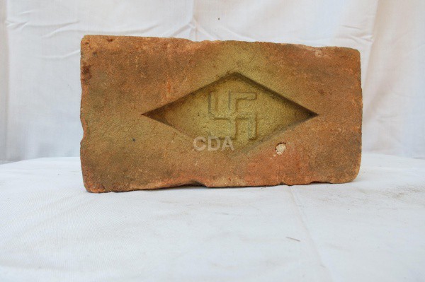 Antigo tijolo com simbolo da suástica nazista. - Catálogo das Artes ...