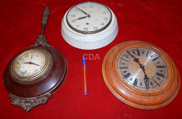 Lote com 03 relógios de parede ( todos no estado). Marcas : Silco ...