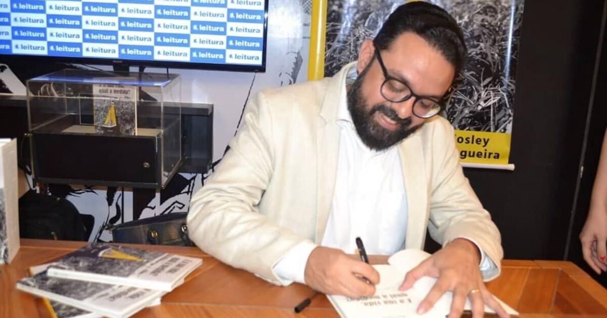 Livro Dias Estranhos - Pré Venda · Catarse