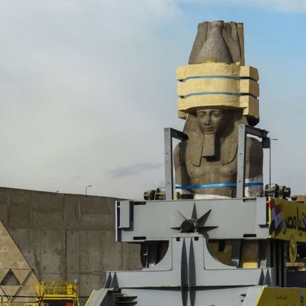 Estátua colossal de Ramsés II instalada no futuro museu do Cairo